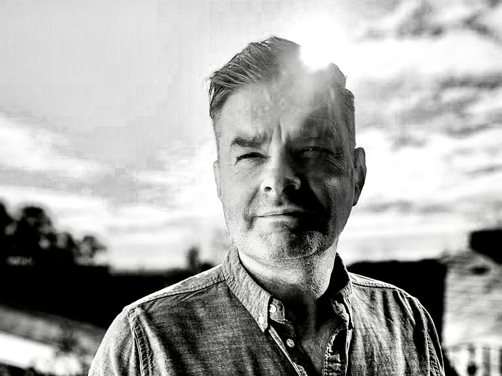 Mark Rae kündigt Debütroman "The Caterpillar Club" an – inkl. Soundtrack