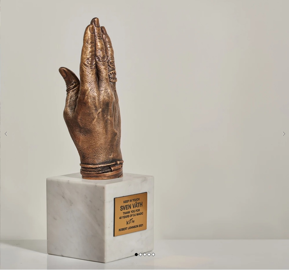 Die Hand Gottes: Sven Väth wird mit einzigartiger Bronze-Skulptur geehrt