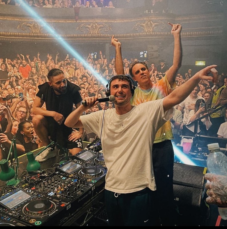 Fan gerät an USB-Stick von Fred again.. und stellt alles online