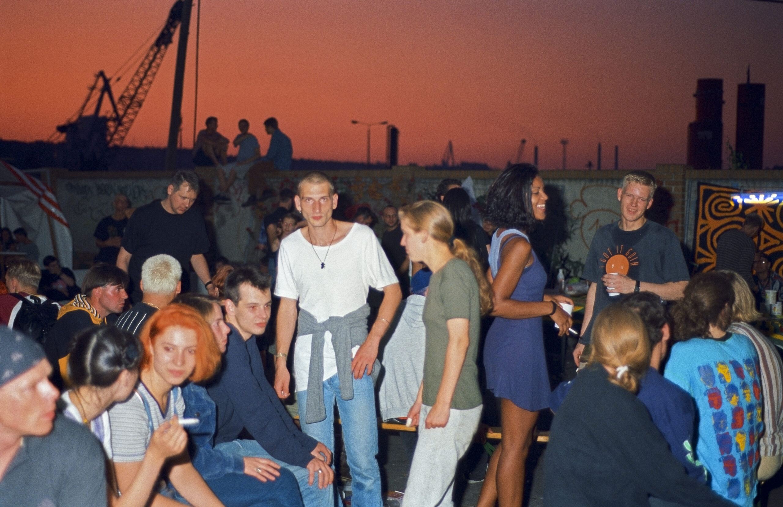 „Kein Morgen“ – Neuer Bildband dokumentiert die Rave-Szene der frühen 90er