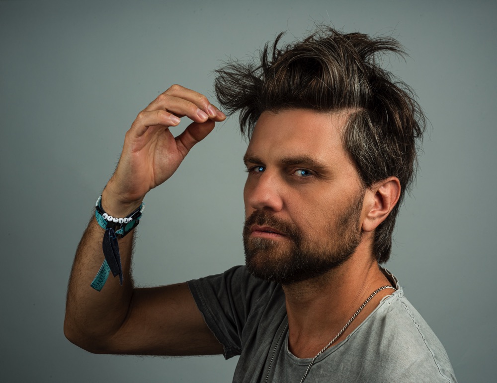 Rodriguez Jr. kündigt neues Album "Feathers & Bones" für Ende Mai an