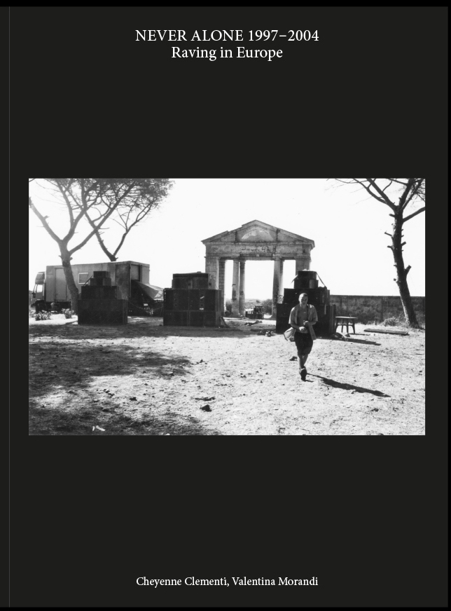 "Raving in Europe": Bildband dokumentiert die Rave-Szene der 90er und 2000er