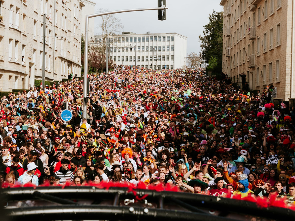 Heute in Frankreich: Studenten feiern Karneval mit EDM-Parade