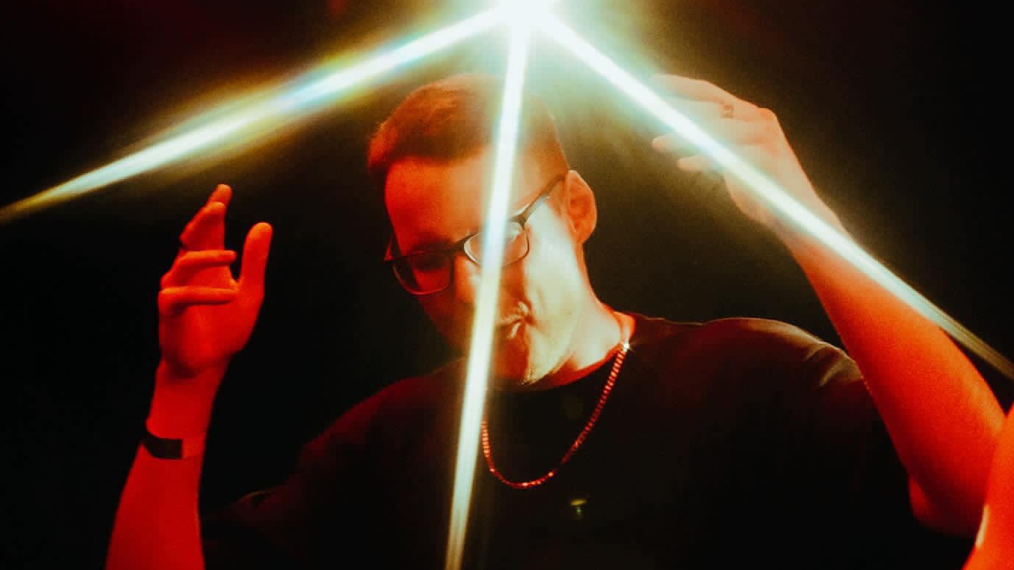 Aufstrebender Newcomer vermischt Techno und Metal