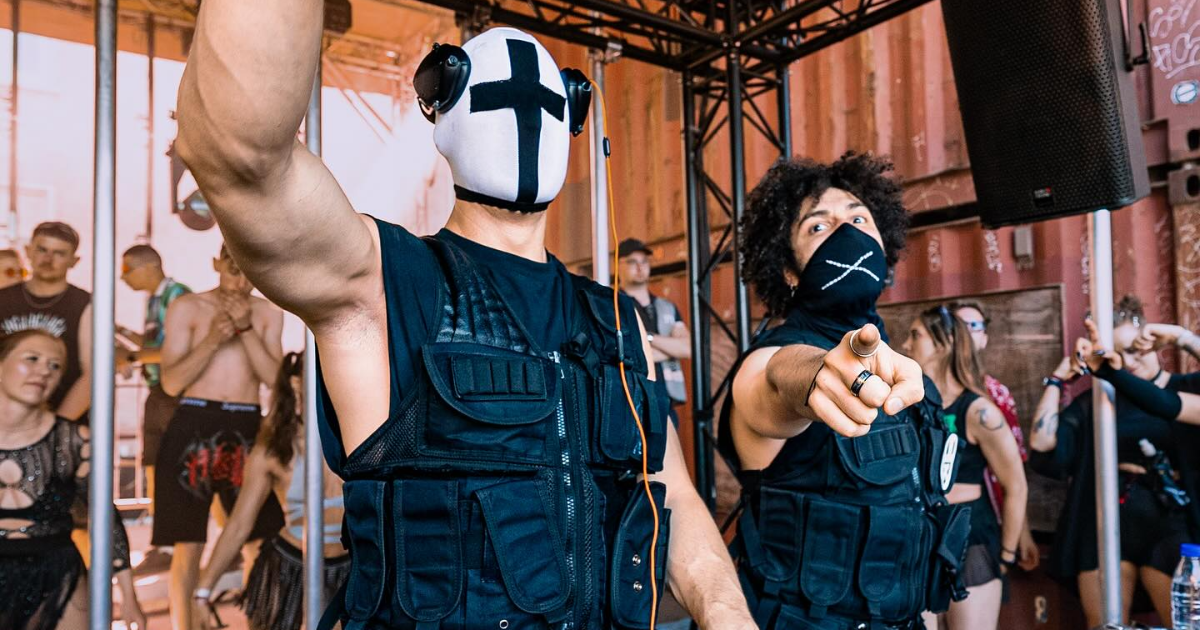Neues Musikvideo von Holy Priest - er möchte spielen